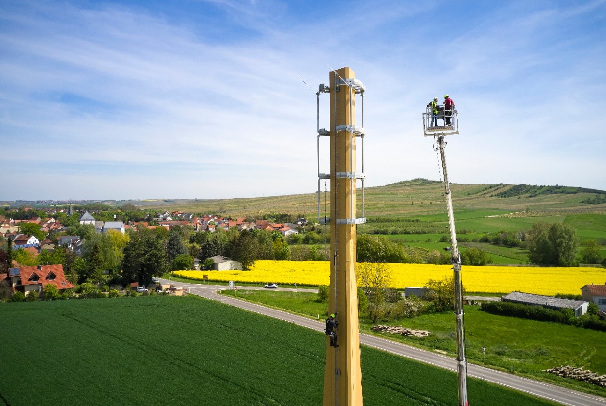 Erster Funkmast aus Holz in Deutschland