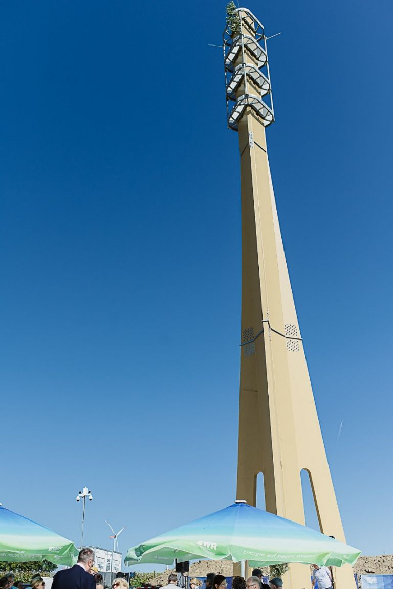 Erster Funkmast aus Holz in Deutschland